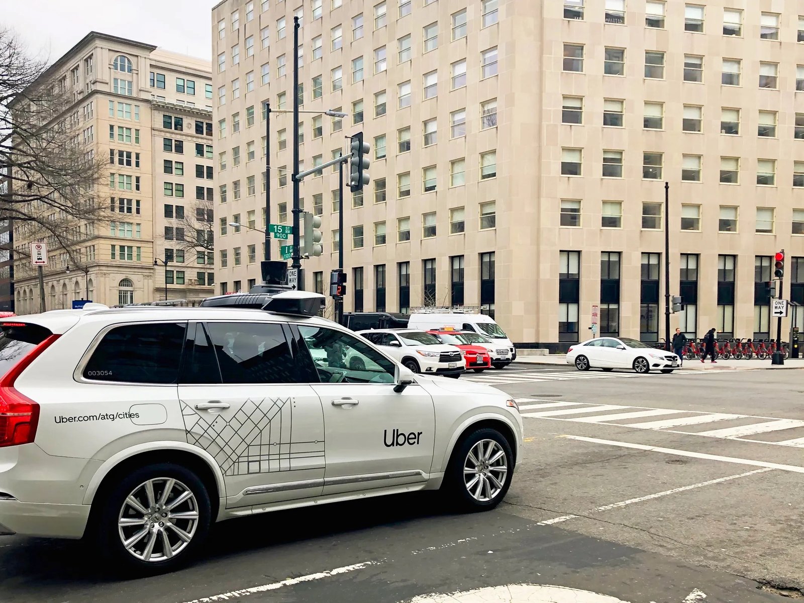 Uber suma dos opciones premiun: Comfort y Priority - Turistar